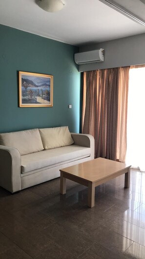 Quarto Duplo Deluxe, varanda, vista para o mar | Cofre no quarto, secretária adequada para computadores portáteis 