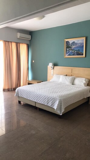 Quarto Duplo Deluxe, varanda, vista para o mar | Cofre no quarto, secretária adequada para computadores portáteis 