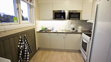 Quarto quádruplo, banheiro compartilhado | Cozinha compartilhada | Refrigerador em uma área comum, micro-ondas em uma área comum
