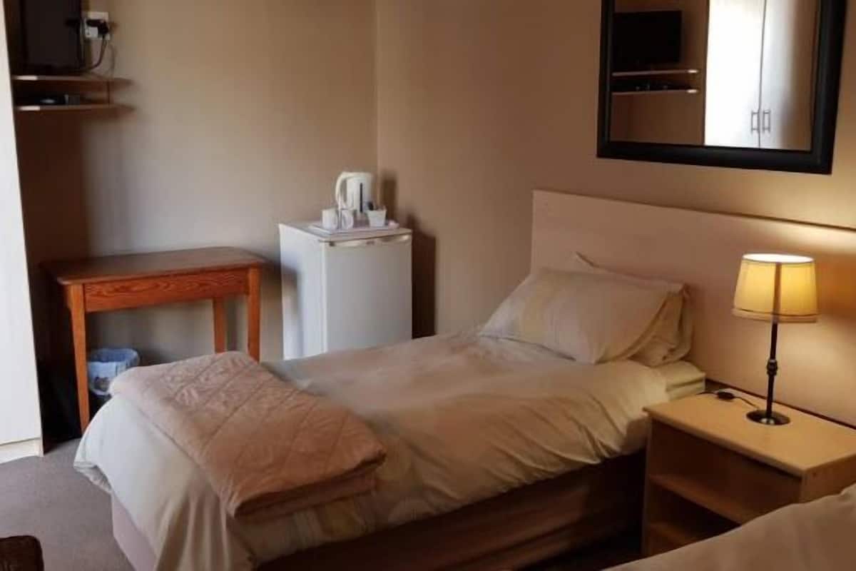 Quarto Twin | Roupa de cama fornecida