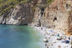 Praia particular nas proximidades, areia branca, espreguiçadeiras 