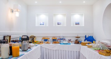 Café da manhã completo todos os dias (EUR 10 por pessoa) 