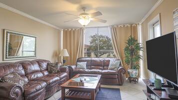 Apartamento em Condomínio Fechado, 2 camas queen-size, piscina privativa | Sala | Televisor de 42 polegadas com canais por cabo