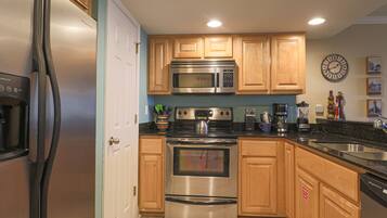 Apartamento em Condomínio Fechado, 2 camas queen-size, piscina privativa | Cozinha privada | Um frigorífico, um micro-ondas, uma placa de cozinha