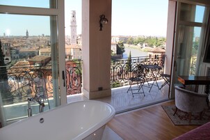 Suite de Luxo, Vista para a cidade | Lençóis de algodão egípcio, roupa de alta qualidade, edredões de penas 