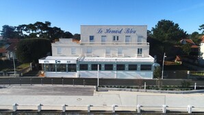 Um hotel chamado Le Homard Bleu com um bar e restaurante no andar térreo.