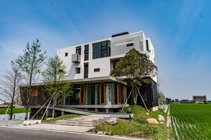 Um edifício moderno de dois andares com janelas amplas e telhado plano.