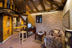 Casa (Holiday Home with Swimming Pool) | Sala de estar | TV 25 polegadas com canais digitais