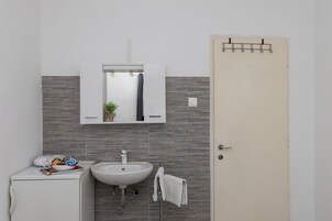 Quarto Duplo (Double Room with Shared Bathroom) | Casa de banho | Artigos de higiene pessoal grátis, toalhas fornecidas, sabão 
