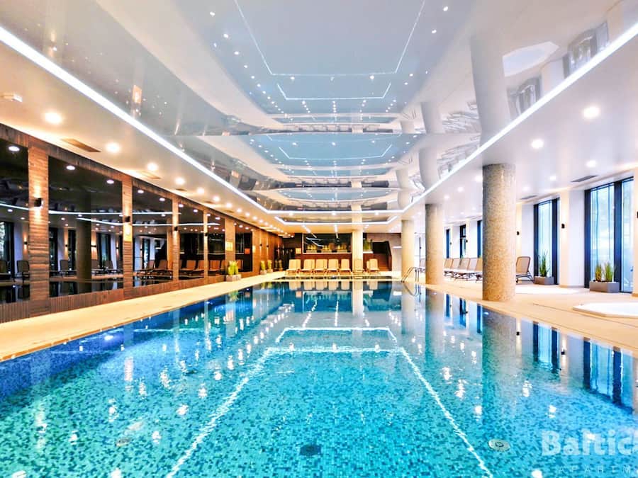 Piscina interna, piscina externa sazonal, espreguiçadeiras