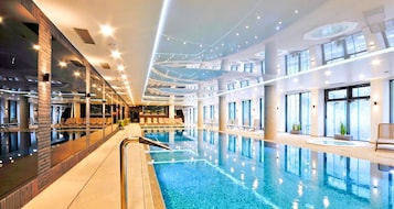 Piscina interior, piscina exterior sazonal, espreguiçadeiras 