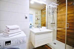Apartamento Deluxe, 1 cama queen-size e sofá-cama, acesso à piscina, vista para o parque (NT A502) | Casa de banho | Um polibã, um chuveiro de hidromassagem, um secador de cabelo