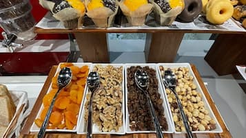 Café da manhã com buffet durante a semana (EUR 14 por pessoa)
