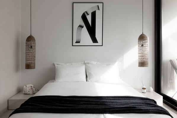 Quarto casal superior | Frigobar, cofres nos quartos, escrivaninha, cortinas blackout