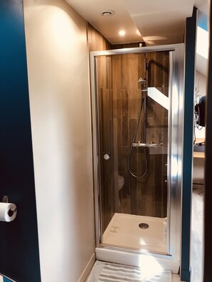 Quarto solteiro | Chuveiro