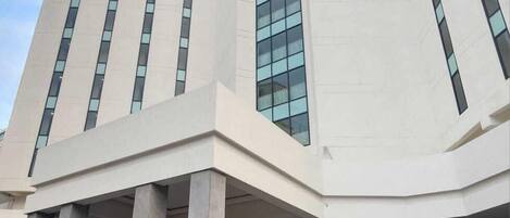 Um edifício moderno com entrada imponente e uma placa que diz 'COPACABANA'.