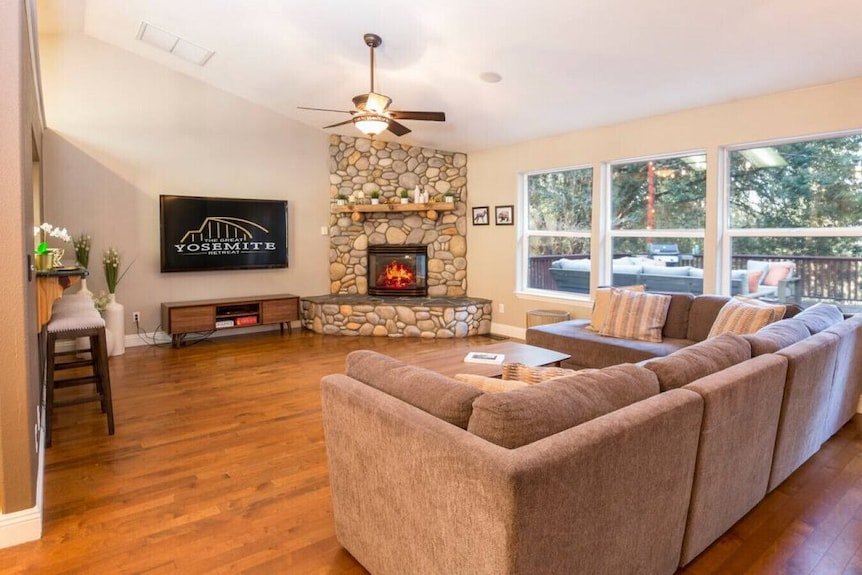 Hot Tub, Privacy, Oversized Deck, Open Floor Plan, Centrally Located! - Fish Camp, CA