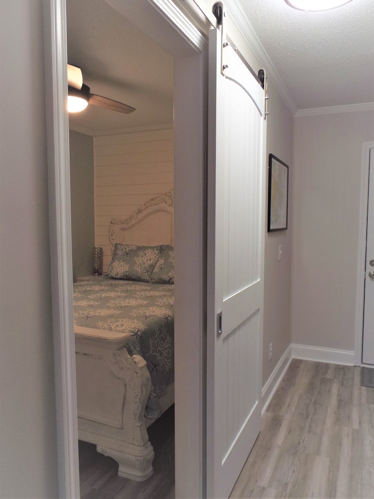 Oceanfront Condo With Beautiful Sunsets - Dolphins, Pools, And Family Fun - Tybee Island, GA