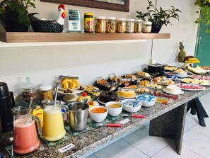 Café da manhã com buffet grátis todos os dias