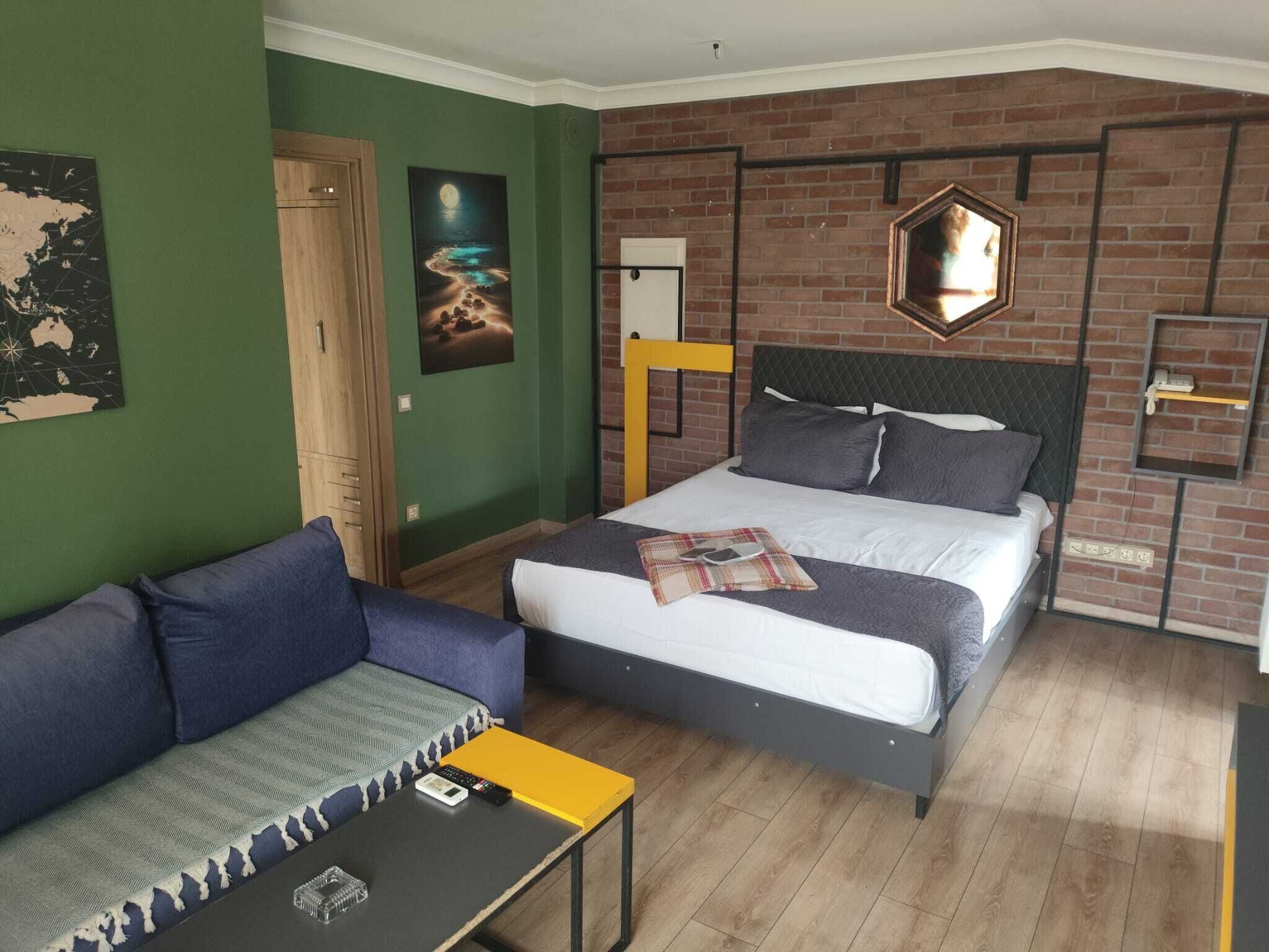 Quarto Quádruplo Design, Vista para a cidade | Roupa de alta qualidade, edredões de penas, com decoração personalizada 