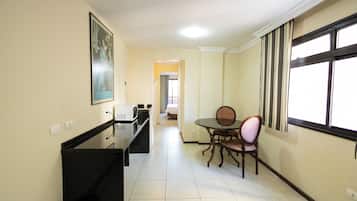 Quarto Duplo para 1 Pessoa | Minibar, secretária, secretária adequada para computadores portáteis