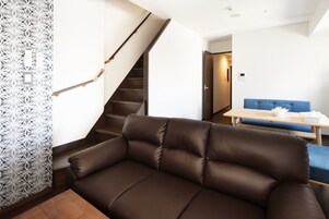 Suite, 2 quartos (Superior) | Sala | TV de ecrã plano 