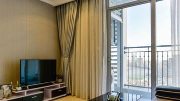 Apartamento Deluxe, 1 quarto, Vista para a cidade | Sala de estar | Smart TV