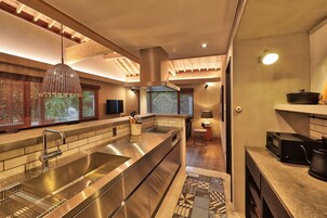 Villa Deluxe | Kitchenette privada | Um frigorífico/congelador grande, um micro-ondas, uma placa de cozinha 