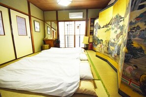 Quarto triplo, para não fumantes (E, Connecting Room) | Escrivaninha, ferros/tábuas de passar roupa, Wi-Fi de cortesia