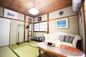 Quarto triplo, para não fumantes (C) | Escrivaninha, ferros/tábuas de passar roupa, Wi-Fi de cortesia