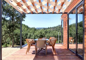 Vila, 2 quartos, piscina particular, vista para a montanha | Área de estar | Smart TV 50 polegadas com canais a cabo, TV, lareira