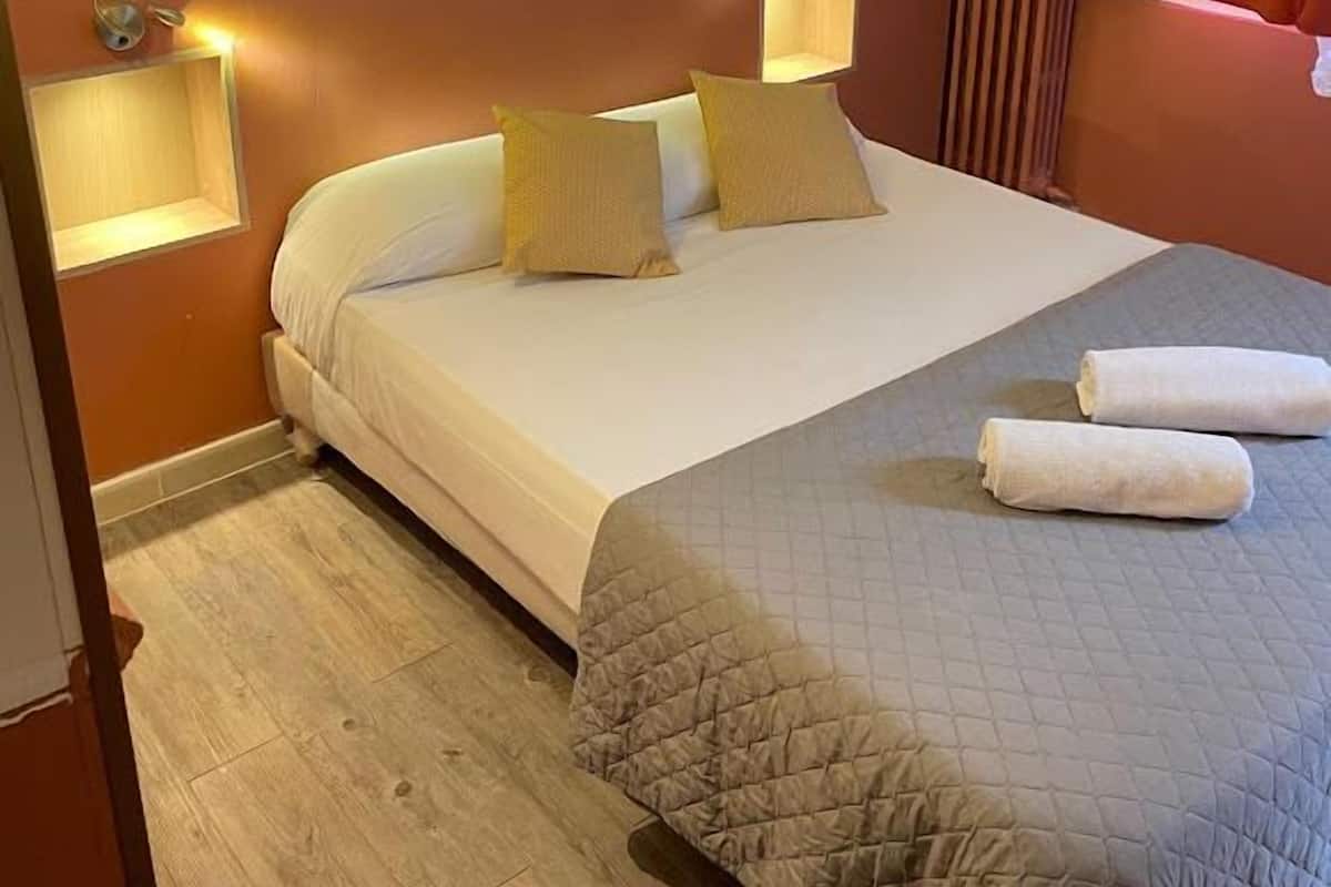 Quarto Duplo Exclusivo | Secretária, cortinas/cortinados opacos, camas desdobráveis