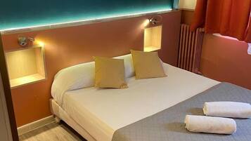 Quarto casal exclusivo | Escrivaninha, cortinas blackout, camas extras/dobráveis (sobretaxa)