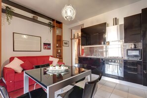 Apartamento, 2 quartos | Refeições no quarto