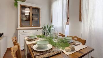Apartamento, 1 quarto | Refeições no quarto