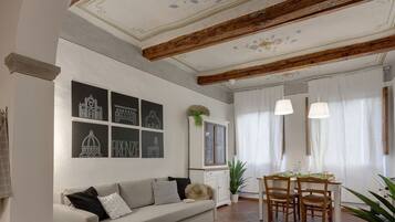 Apartamento, 1 quarto | Sala de estar | Televisor LCD