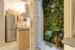 Apartamento, 3 quartos | Casa de banho | Um polibã e uma banheira separados, um chuveiro fixo 