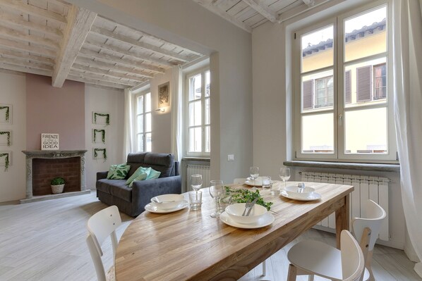 Apartamento, 3 quartos | Refeições no quarto