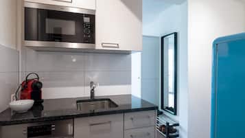 Um micro-ondas, um forno, uma máquina de lavar louça