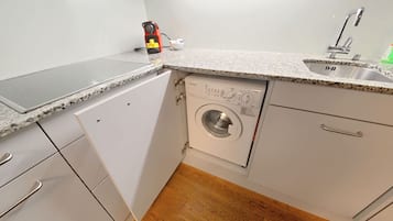 Um micro-ondas, uma máquina de lavar louça, uma cafeteira/bule