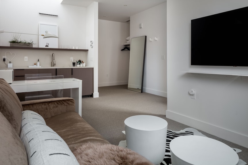 Downtown Mall Boutique Hotel Room Above The Jefferson Theater - Blue Ridge Mountains