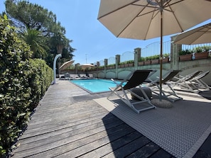 Terraço com espreguiçadeiras