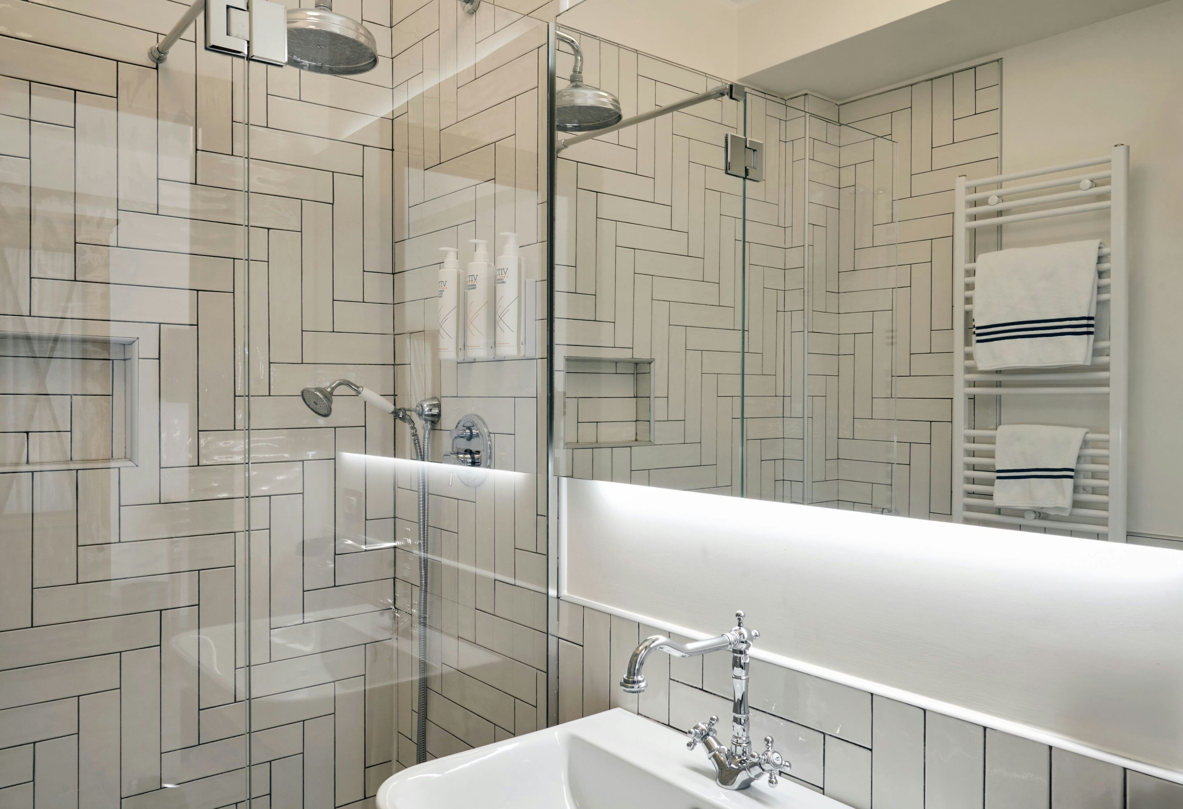 Quarto Superior, 1 cama de casal | Casa de banho | Um polibã, artigos de higiene pessoal grátis, um secador de cabelo 