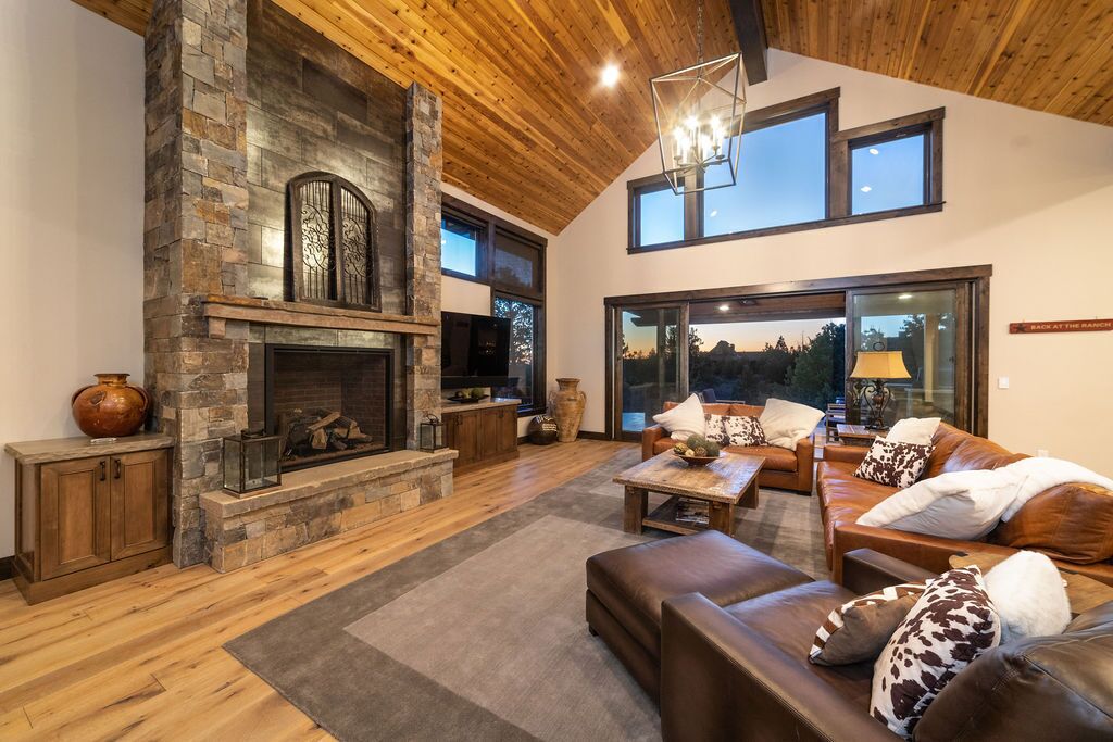 Exquisite Luxury Home With Panoramic Mountain Views & First-class Amenities - Prineville, OR