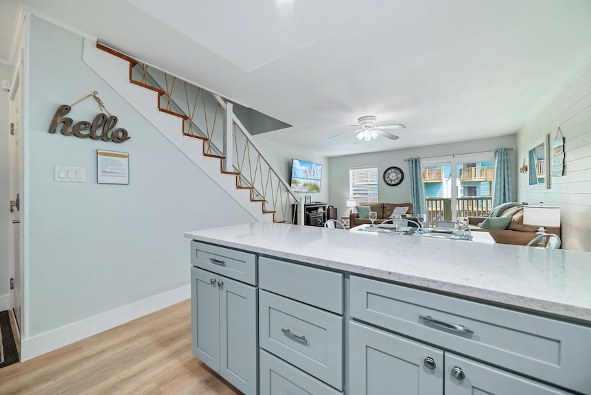 Prime Spot!!! 3br/2ba Condo Overlooking Pool & Across From Beach! - Gulf Shores, AL