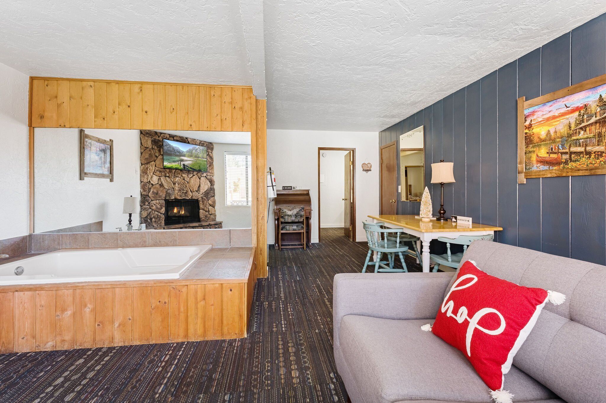 Village Suites Inn. Teddy Bear, Perfect Location In The Village. Fully Equipped Downstairs Unit. - Big Bear Lake, CA