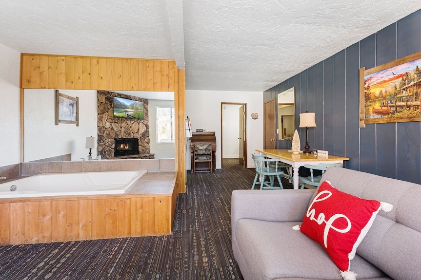 Village Suites Inn. Teddy Bear, Perfect Location In The Village. Fully Equipped Downstairs Unit. - Big Bear Lake, CA