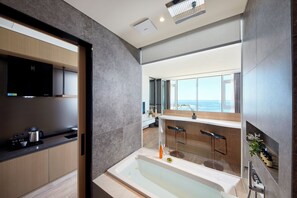 Deluxe (Ocean/1 Double) | 1 quarto, roupas de cama premium, frigobar (abastecido com itens grátis)