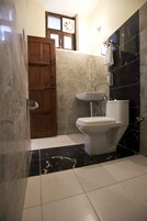 Um polibã, um chuveiro fixo, toalhas fornecidas, sabão 