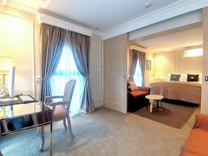 Suite Deluxe | Sala de estar | Smart TV de 50 de polegadas com canais por cabo, televisor, Netflix